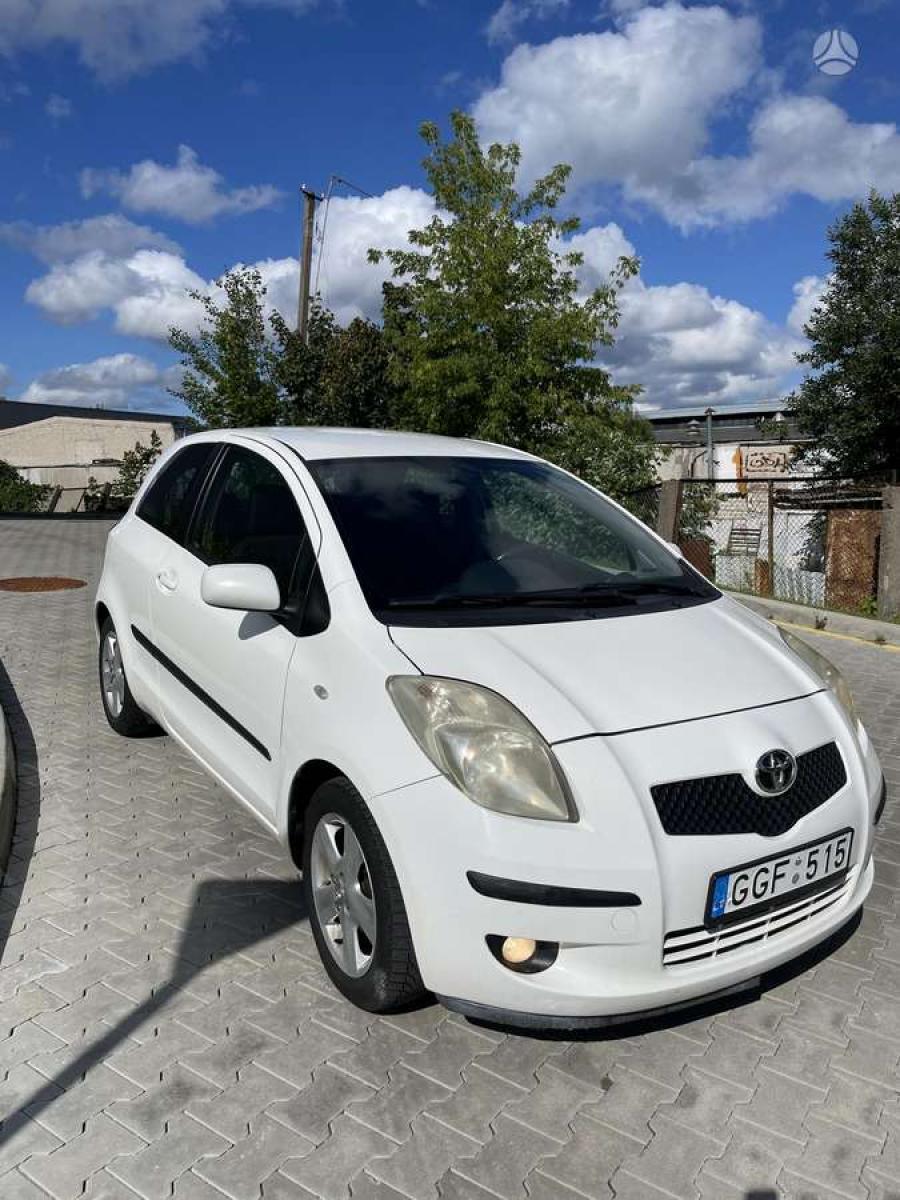 White Toyota Yaris 2007 in Vilnius, with an engine capacity of 1.30 L and mileage of 208 thousand km for 3200 €, photo 4 on AUTOMOTO.COM.LV