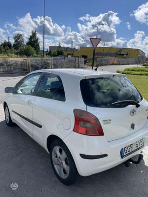 White Toyota Yaris 2007 in Vilnius, with an engine capacity of 1.30 L and mileage of 208 thousand km for 3200 €, photo 5 on AUTOMOTO.COM.LV