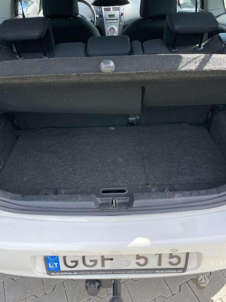 White Toyota Yaris 2007 in Vilnius, with an engine capacity of 1.30 L and mileage of 208 thousand km for 3200 €, photo 7 on AUTOMOTO.COM.LV