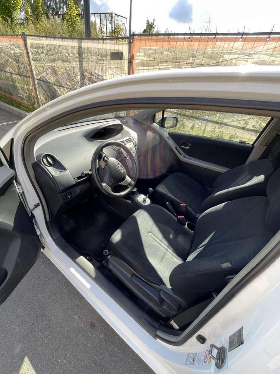 White Toyota Yaris 2007 in Vilnius, with an engine capacity of 1.30 L and mileage of 208 thousand km for 3200 €, photo 9 on AUTOMOTO.COM.LV