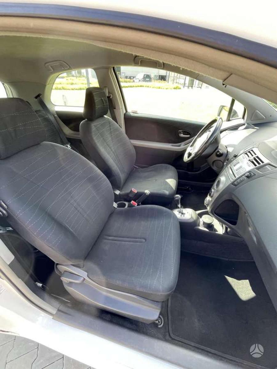 White Toyota Yaris 2007 in Vilnius, with an engine capacity of 1.30 L and mileage of 208 thousand km for 3200 €, photo 10 on AUTOMOTO.COM.LV