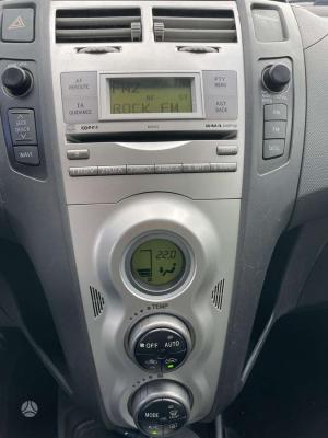 White Toyota Yaris 2007 in Vilnius, with an engine capacity of 1.30 L and mileage of 208 thousand km for 3200 €, photo 11 on AUTOMOTO.COM.LV