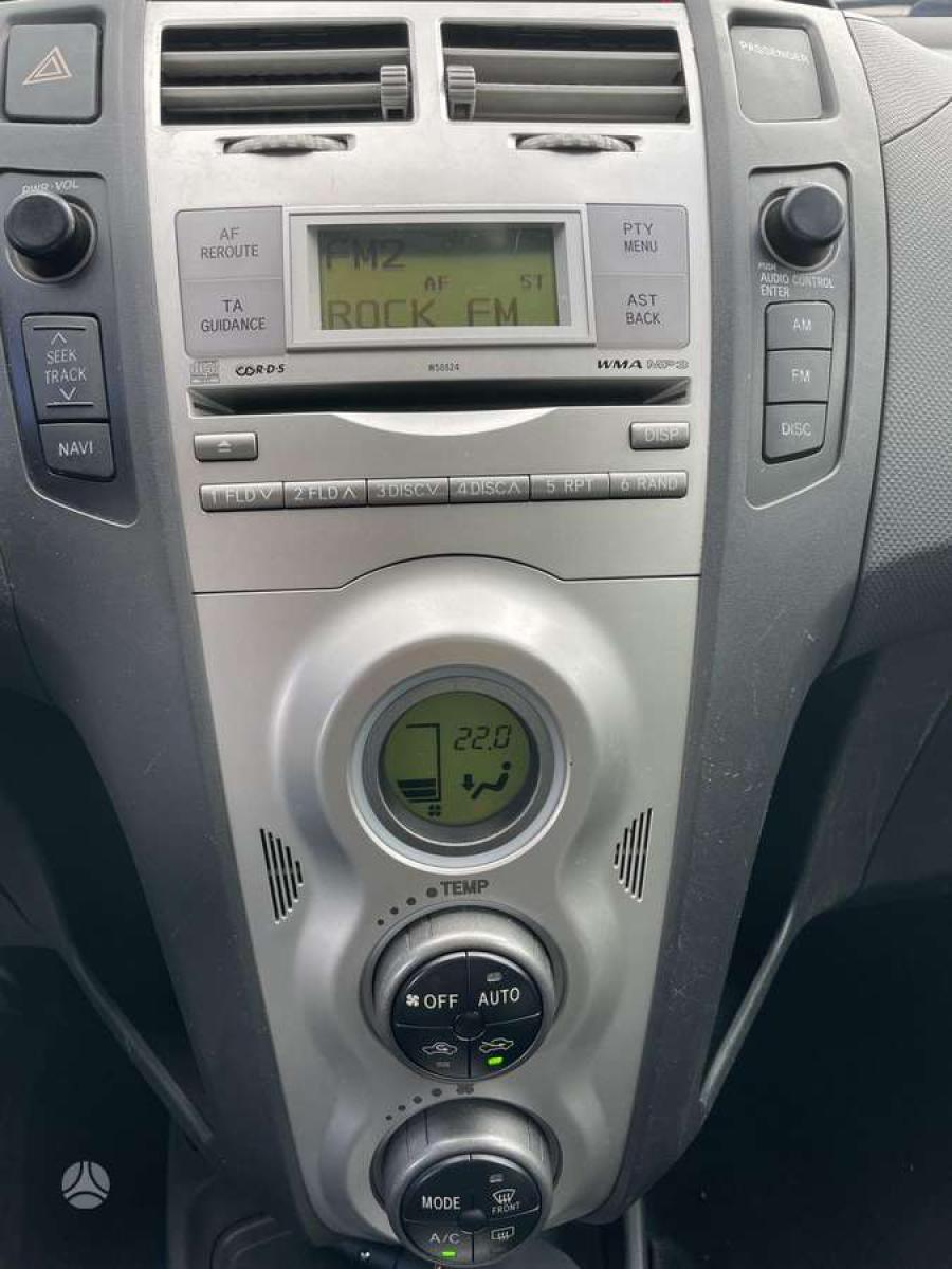 White Toyota Yaris 2007 in Vilnius, with an engine capacity of 1.30 L and mileage of 208 thousand km for 3200 €, photo 11 on AUTOMOTO.COM.LV