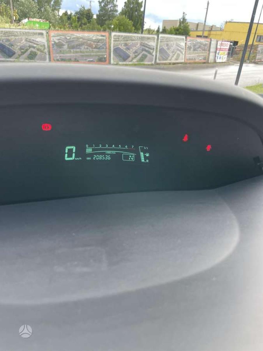White Toyota Yaris 2007 in Vilnius, with an engine capacity of 1.30 L and mileage of 208 thousand km for 3200 €, photo 12 on AUTOMOTO.COM.LV