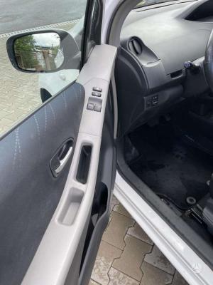 White Toyota Yaris 2007 in Vilnius, with an engine capacity of 1.30 L and mileage of 208 thousand km for 3200 €, photo 13 on AUTOMOTO.COM.LV