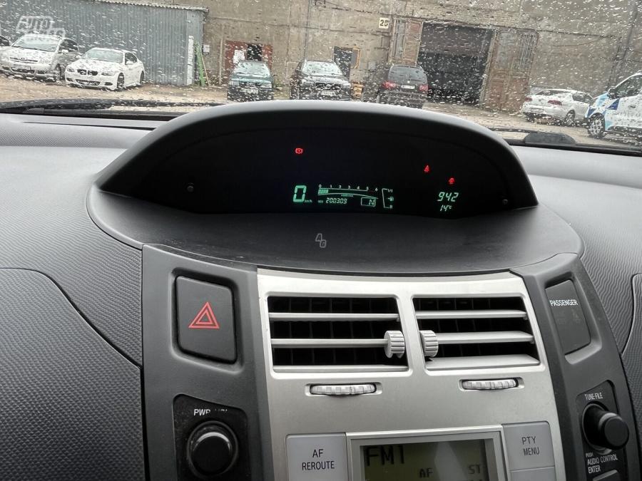Белый Тойота Ярис 2008 в Клайпеда, объемом двигателя 1.40 л и пробегом 200 тыс. км за 2550 €, фото 15 на AUTOMOTO.COM.LV