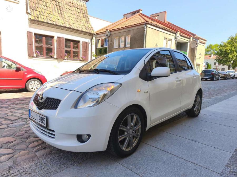 Balts Toyota Yaris 2008 Klaipėda, ar dzinēja tilpumu 1.36 L un nobraukumu 200 tūkst. km par 2850 €, foto 3 vietnē AUTOMOTO.COM.LV