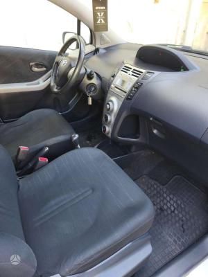Balts Toyota Yaris 2008 Klaipėda, ar dzinēja tilpumu 1.36 L un nobraukumu 200 tūkst. km par 2850 €, foto 8 vietnē AUTOMOTO.COM.LV