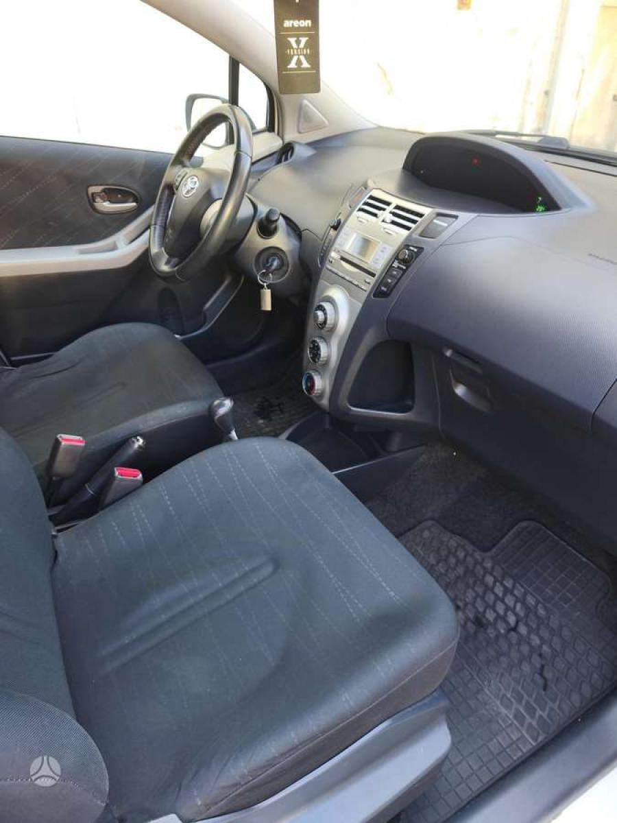 Balts Toyota Yaris 2008 Klaipėda, ar dzinēja tilpumu 1.36 L un nobraukumu 200 tūkst. km par 2850 €, foto 8 vietnē AUTOMOTO.COM.LV