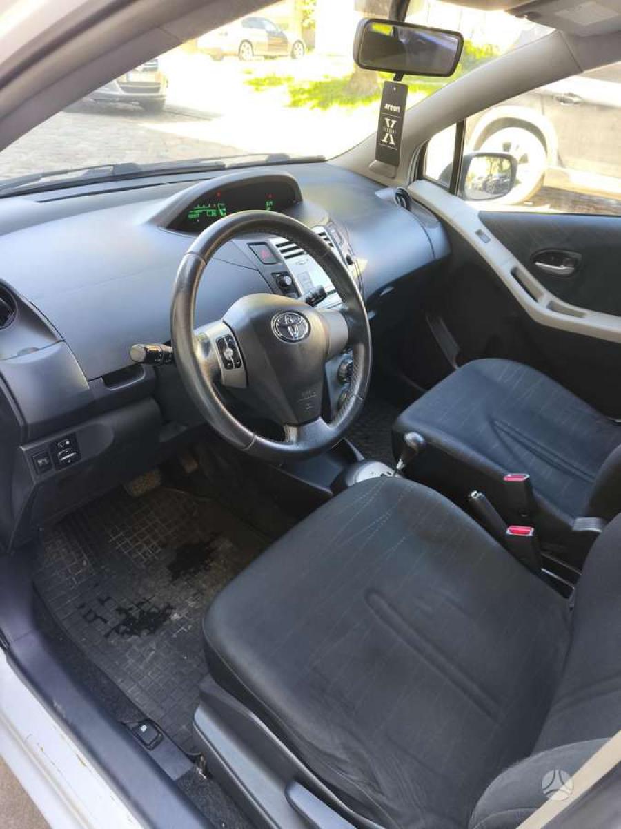 Balts Toyota Yaris 2008 Klaipėda, ar dzinēja tilpumu 1.36 L un nobraukumu 200 tūkst. km par 2850 €, foto 9 vietnē AUTOMOTO.COM.LV