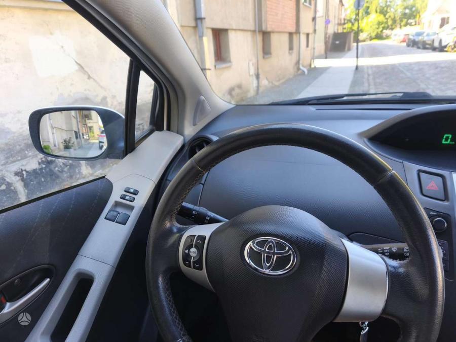 Balts Toyota Yaris 2008 Klaipėda, ar dzinēja tilpumu 1.36 L un nobraukumu 200 tūkst. km par 2850 €, foto 12 vietnē AUTOMOTO.COM.LV