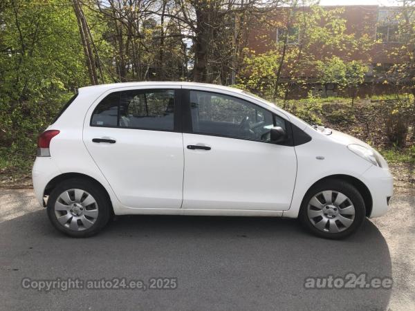 Balts Toyota Yaris 2009 Tallina, ar dzinēja tilpumu 1.40 L un nobraukumu 306 tūkst. km par 3700 €, foto 4 vietnē AUTOMOTO.COM.LV