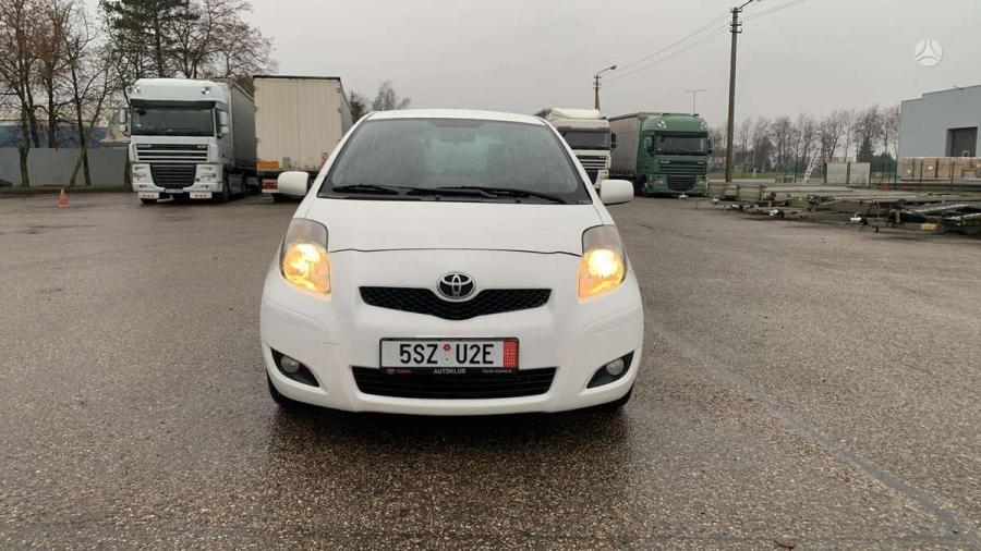 White Toyota Yaris 2010 in Marijampole, with an engine capacity of 1.33 L and mileage of 200 thousand km for 2499 €, photo 2 on AUTOMOTO.COM.LV