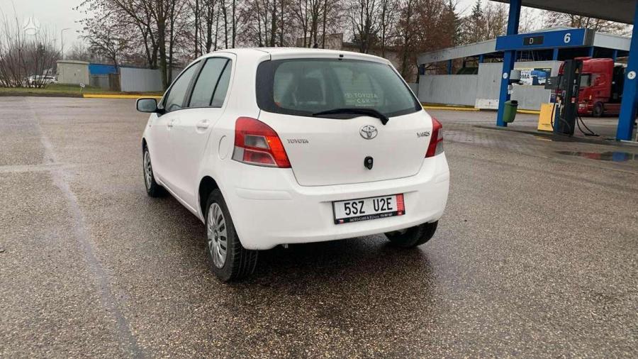 White Toyota Yaris 2010 in Marijampole, with an engine capacity of 1.33 L and mileage of 200 thousand km for 2499 €, photo 3 on AUTOMOTO.COM.LV