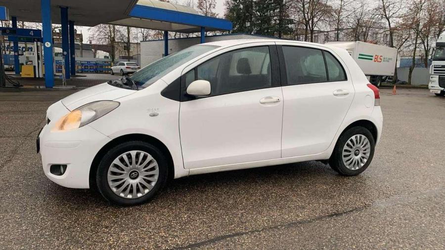 White Toyota Yaris 2010 in Marijampole, with an engine capacity of 1.33 L and mileage of 200 thousand km for 2499 €, photo 5 on AUTOMOTO.COM.LV