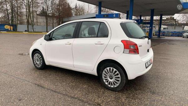 White Toyota Yaris 2010 in Marijampole, with an engine capacity of 1.33 L and mileage of 200 thousand km for 2499 €, photo 7 on AUTOMOTO.COM.LV