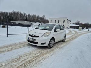 Balts Toyota Yaris 2010 Viļņa, ar dzinēja tilpumu 1.32 L un nobraukumu 210 tūkst. km par 2000 €, foto  vietnē AUTOMOTO.COM.LV