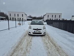 White Toyota Yaris 2010 in Vilnius, with an engine capacity of 1.32 L and mileage of 210 thousand km for 2000 €, photo 2 on AUTOMOTO.COM.LV