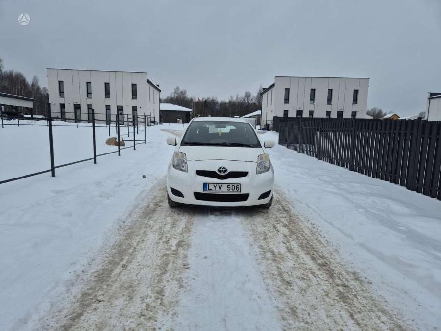 White Toyota Yaris 2010 in Vilnius, with an engine capacity of 1.32 L and mileage of 210 thousand km for 2000 €, photo 2 on AUTOMOTO.COM.LV