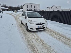White Toyota Yaris 2010 in Vilnius, with an engine capacity of 1.32 L and mileage of 210 thousand km for 2000 €, photo 3 on AUTOMOTO.COM.LV