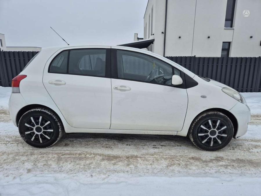 White Toyota Yaris 2010 in Vilnius, with an engine capacity of 1.32 L and mileage of 210 thousand km for 2000 €, photo 4 on AUTOMOTO.COM.LV
