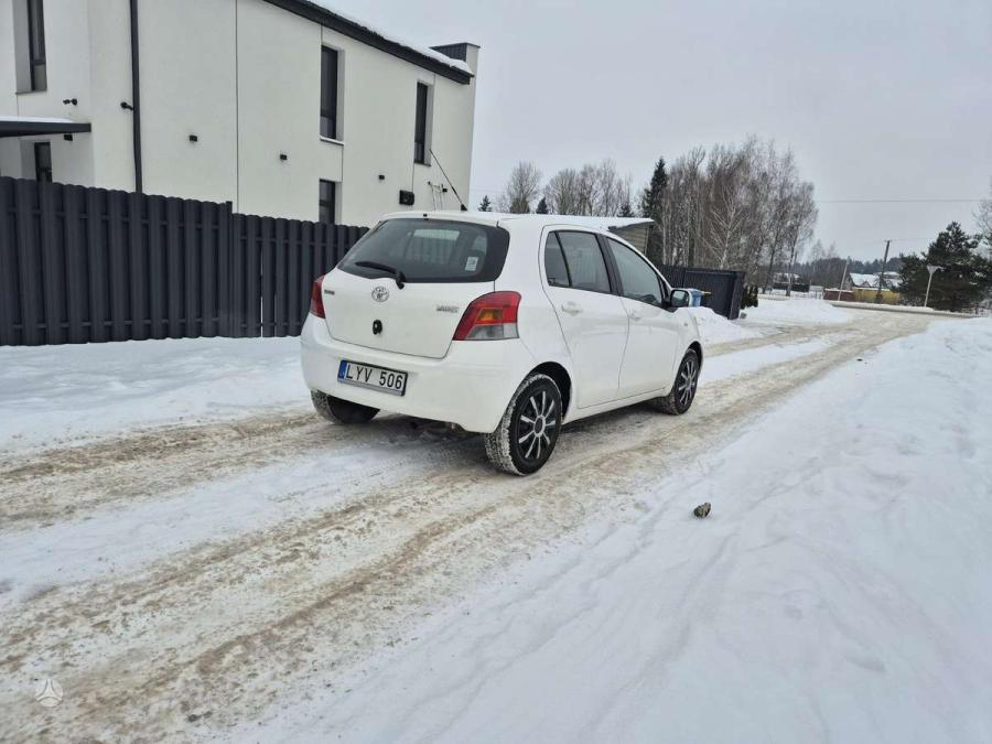 White Toyota Yaris 2010 in Vilnius, with an engine capacity of 1.32 L and mileage of 210 thousand km for 2000 €, photo 5 on AUTOMOTO.COM.LV
