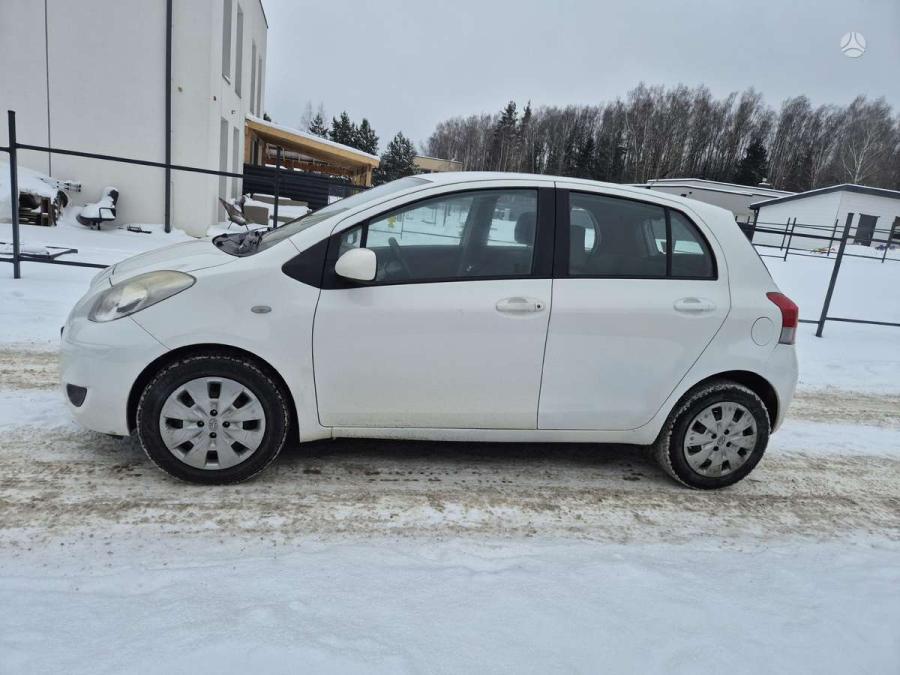 White Toyota Yaris 2010 in Vilnius, with an engine capacity of 1.32 L and mileage of 210 thousand km for 2000 €, photo 8 on AUTOMOTO.COM.LV