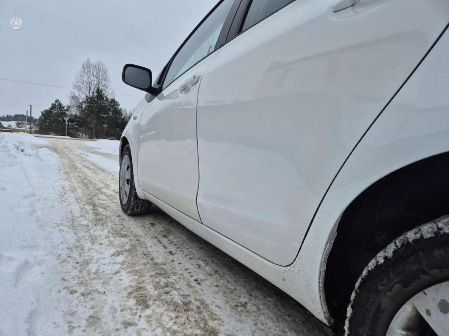 White Toyota Yaris 2010 in Vilnius, with an engine capacity of 1.32 L and mileage of 210 thousand km for 2000 €, photo 12 on AUTOMOTO.COM.LV