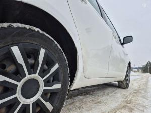 White Toyota Yaris 2010 in Vilnius, with an engine capacity of 1.32 L and mileage of 210 thousand km for 2000 €, photo 13 on AUTOMOTO.COM.LV
