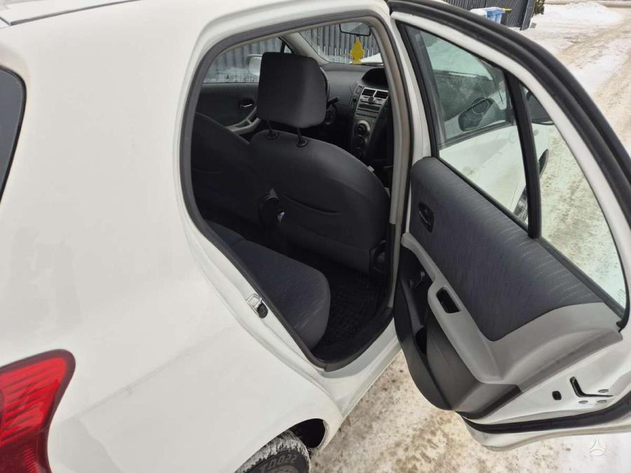 White Toyota Yaris 2010 in Vilnius, with an engine capacity of 1.32 L and mileage of 210 thousand km for 2000 €, photo 16 on AUTOMOTO.COM.LV
