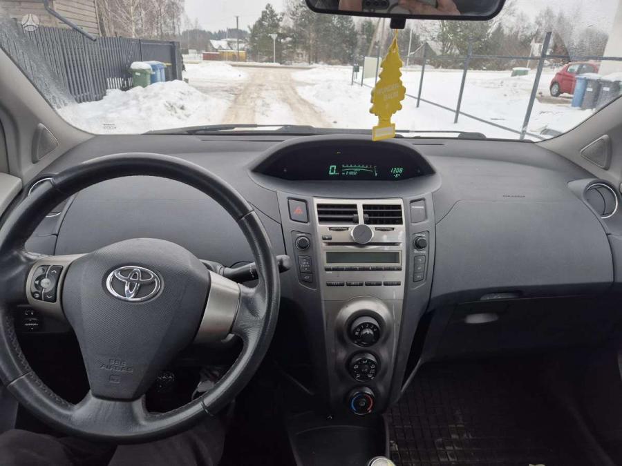 White Toyota Yaris 2010 in Vilnius, with an engine capacity of 1.32 L and mileage of 210 thousand km for 2000 €, photo 19 on AUTOMOTO.COM.LV