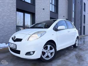 Balts Toyota Yaris 2010 Kauņa, ar dzinēja tilpumu 1.40 L un nobraukumu 350 tūkst. km par 1890 €, foto  vietnē AUTOMOTO.COM.LV