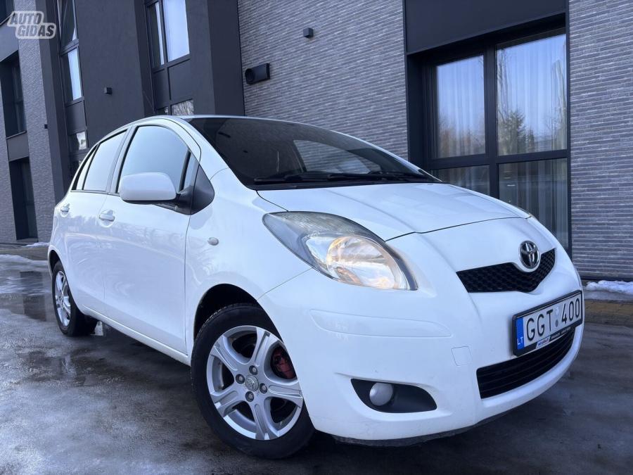 White Toyota Yaris 2010 in Kaunas, with an engine capacity of 1.40 L and mileage of 350 thousand km for 1890 €, photo 2 on AUTOMOTO.COM.LV