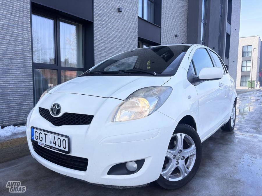 White Toyota Yaris 2010 in Kaunas, with an engine capacity of 1.40 L and mileage of 350 thousand km for 1890 €, photo 4 on AUTOMOTO.COM.LV