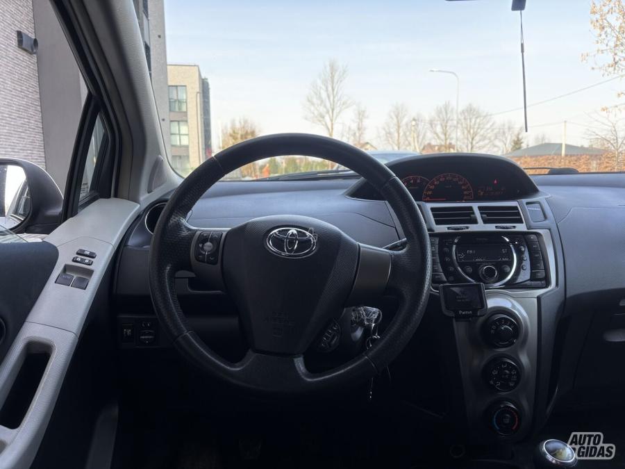 Balts Toyota Yaris 2010 Kauņa, ar dzinēja tilpumu 1.40 L un nobraukumu 350 tūkst. km par 1890 €, foto 11 vietnē AUTOMOTO.COM.LV