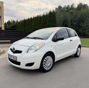 Balts Toyota Yaris 2010 Viļņa, ar dzinēja tilpumu 1.36 L un nobraukumu 268 tūkst. km par 2250 €, foto  vietnē AUTOMOTO.COM.LV