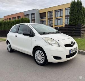 White Toyota Yaris 2010 in Vilnius, with an engine capacity of 1.36 L and mileage of 268 thousand km for 2250 €, photo 3 on AUTOMOTO.COM.LV