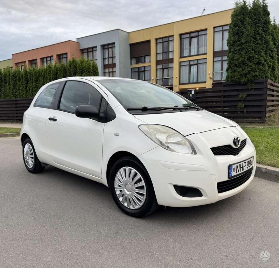 White Toyota Yaris 2010 in Vilnius, with an engine capacity of 1.36 L and mileage of 268 thousand km for 2250 €, photo 3 on AUTOMOTO.COM.LV