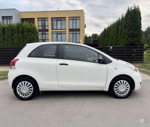 White Toyota Yaris 2010 in Vilnius, with an engine capacity of 1.36 L and mileage of 268 thousand km for 2250 €, photo 6 on AUTOMOTO.COM.LV