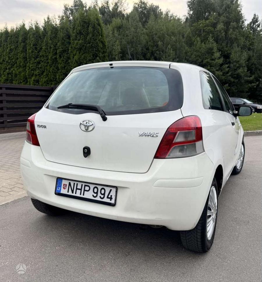 White Toyota Yaris 2010 in Vilnius, with an engine capacity of 1.36 L and mileage of 268 thousand km for 2250 €, photo 9 on AUTOMOTO.COM.LV