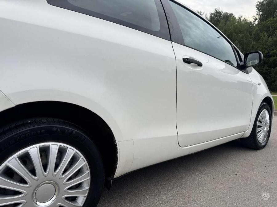 White Toyota Yaris 2010 in Vilnius, with an engine capacity of 1.36 L and mileage of 268 thousand km for 2250 €, photo 10 on AUTOMOTO.COM.LV