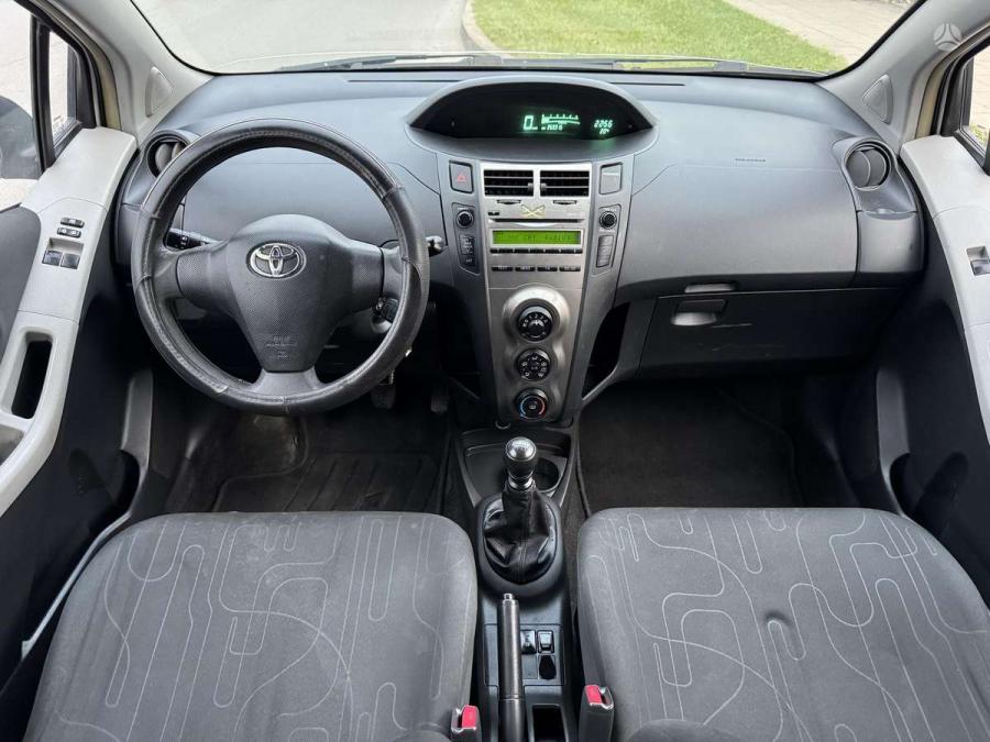 White Toyota Yaris 2010 in Vilnius, with an engine capacity of 1.36 L and mileage of 268 thousand km for 2250 €, photo 14 on AUTOMOTO.COM.LV