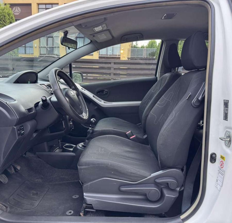 White Toyota Yaris 2010 in Vilnius, with an engine capacity of 1.36 L and mileage of 268 thousand km for 2250 €, photo 15 on AUTOMOTO.COM.LV
