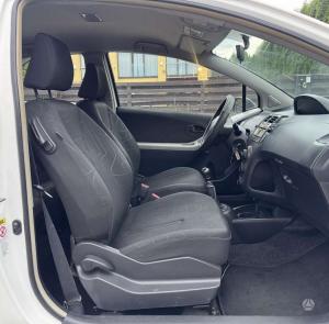 White Toyota Yaris 2010 in Vilnius, with an engine capacity of 1.36 L and mileage of 268 thousand km for 2250 €, photo 17 on AUTOMOTO.COM.LV