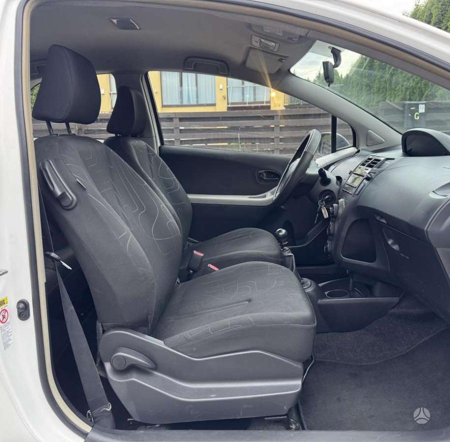 White Toyota Yaris 2010 in Vilnius, with an engine capacity of 1.36 L and mileage of 268 thousand km for 2250 €, photo 17 on AUTOMOTO.COM.LV