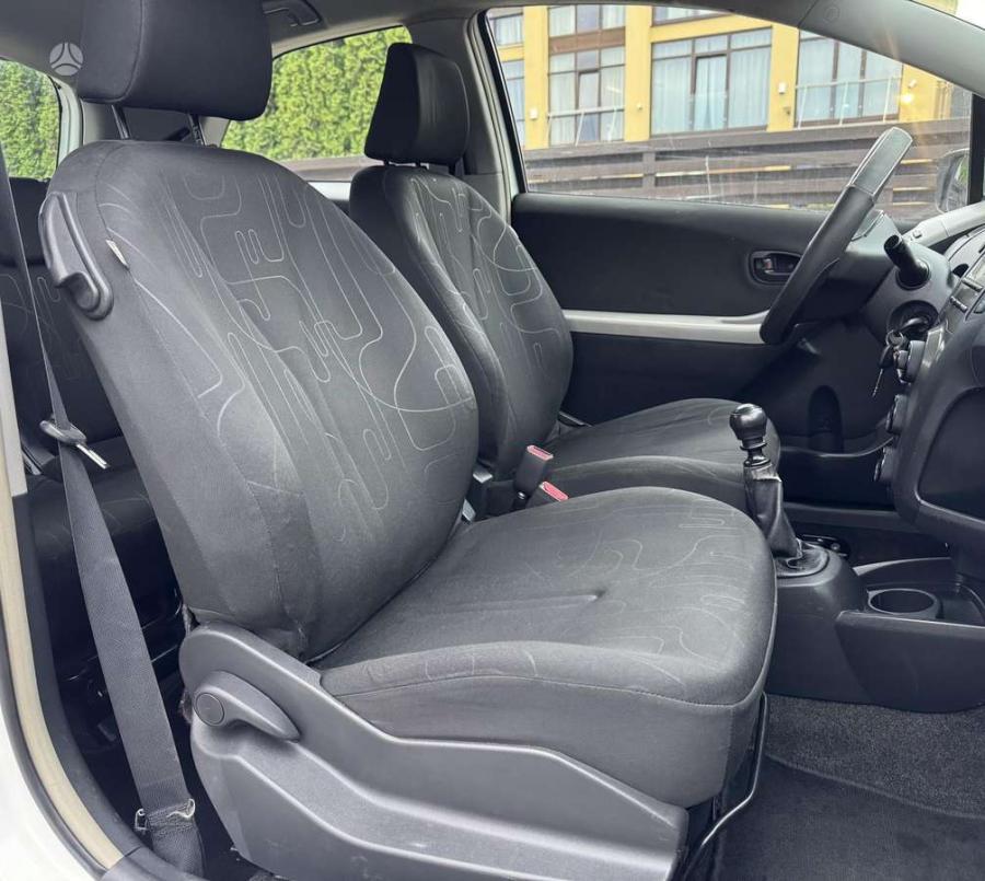 White Toyota Yaris 2010 in Vilnius, with an engine capacity of 1.36 L and mileage of 268 thousand km for 2250 €, photo 18 on AUTOMOTO.COM.LV