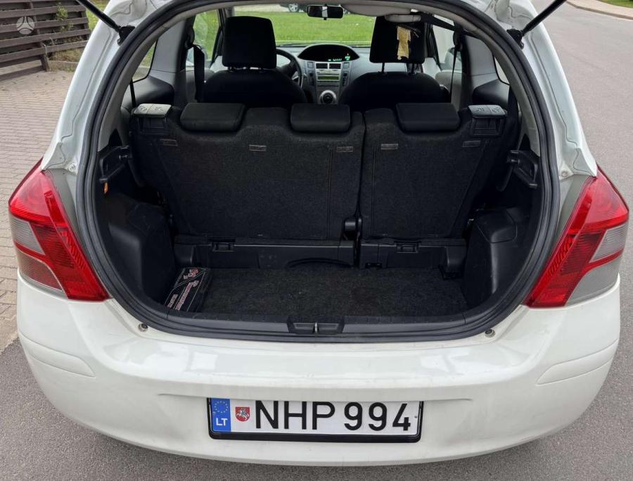 White Toyota Yaris 2010 in Vilnius, with an engine capacity of 1.36 L and mileage of 268 thousand km for 2250 €, photo 20 on AUTOMOTO.COM.LV