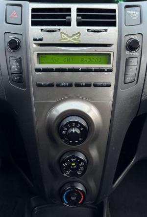White Toyota Yaris 2010 in Vilnius, with an engine capacity of 1.36 L and mileage of 268 thousand km for 2250 €, photo 22 on AUTOMOTO.COM.LV