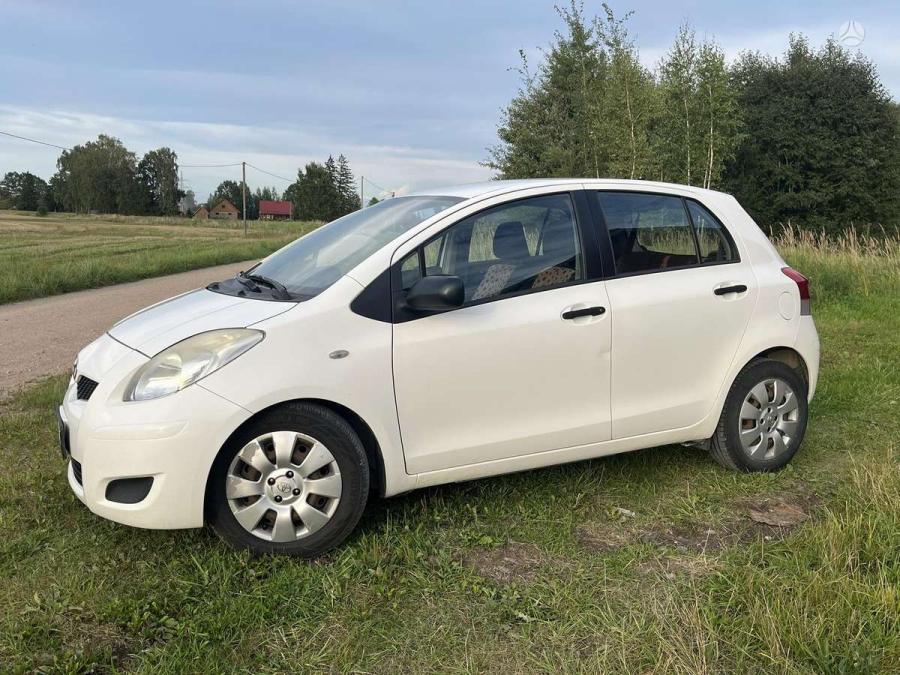 White Toyota Yaris 2010 in Kupiskis, with an engine capacity of 1.36 L and mileage of 210 thousand km for 2100 €, photo 1 on AUTOMOTO.COM.LV