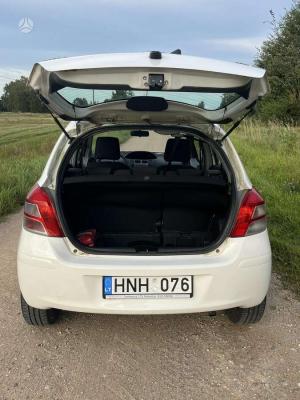 White Toyota Yaris 2010 in Kupiskis, with an engine capacity of 1.36 L and mileage of 210 thousand km for 2100 €, photo 7 on AUTOMOTO.COM.LV